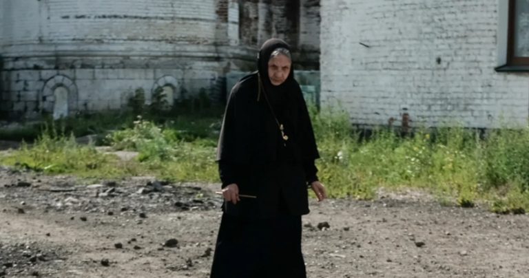 Сліпа бабуся схопила мене за руку і нашепотіла пару слів Я з жа хом